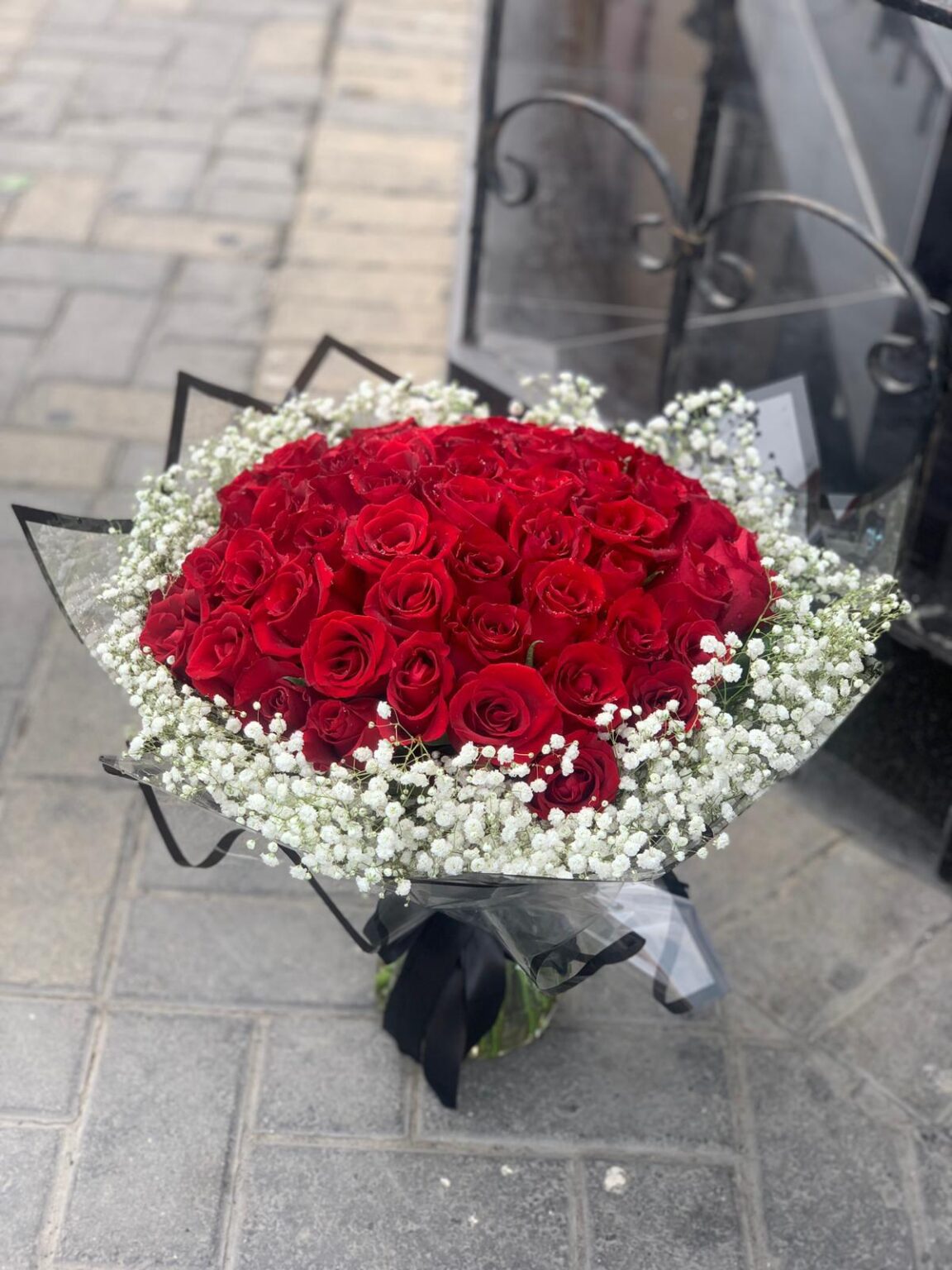 Red rose with gypso around – LeFlower